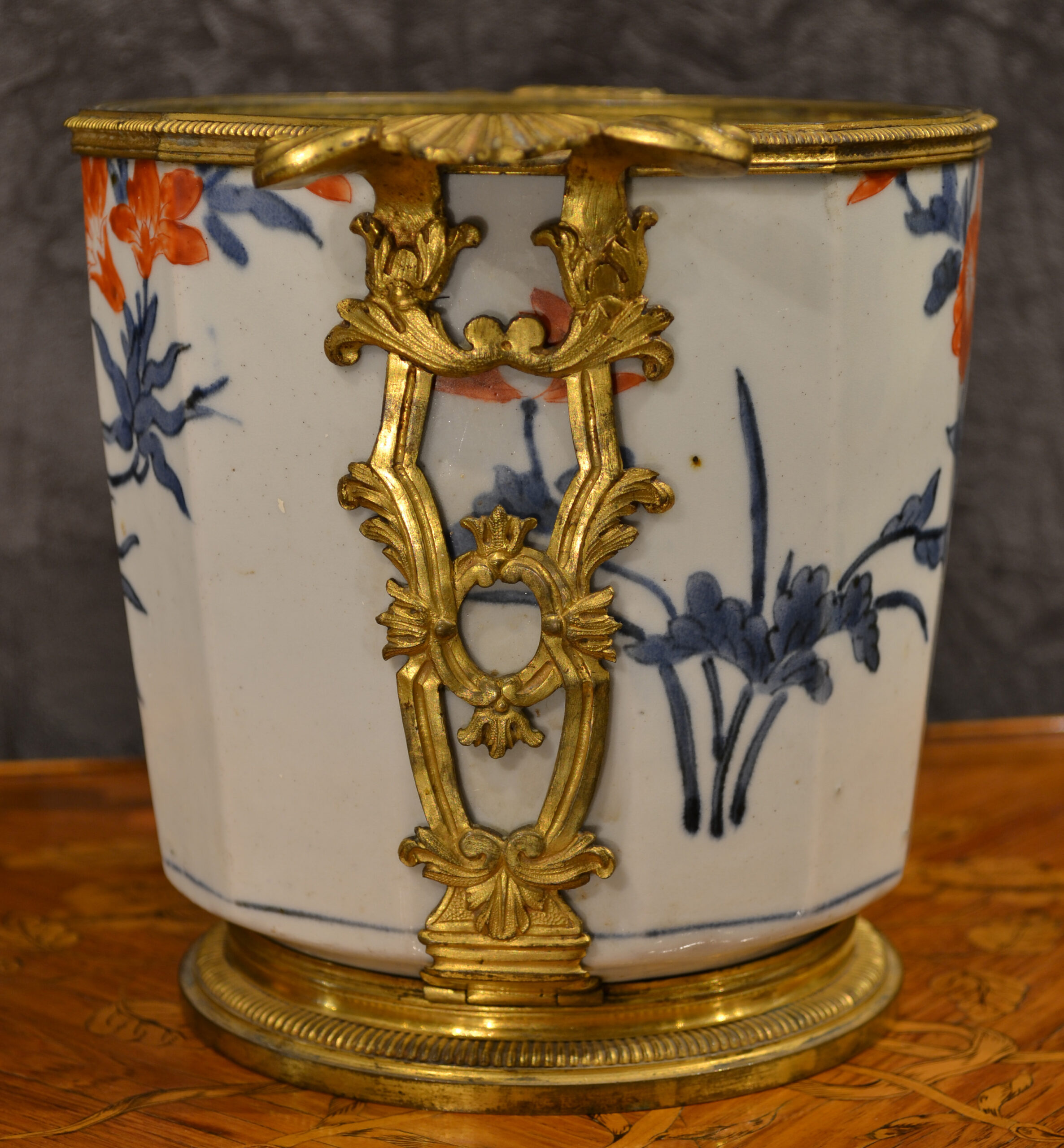 A Régence ormolu mounted Japanese porcelain pot - Etienne LÉVY A Régence ormolu mounted Japanese porcelain pot - Etienne LÉVY